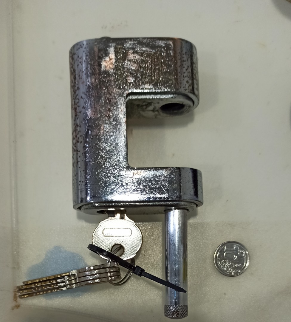 Queen Padlock used with 5 keys, Furniture & Home Living, Security ...