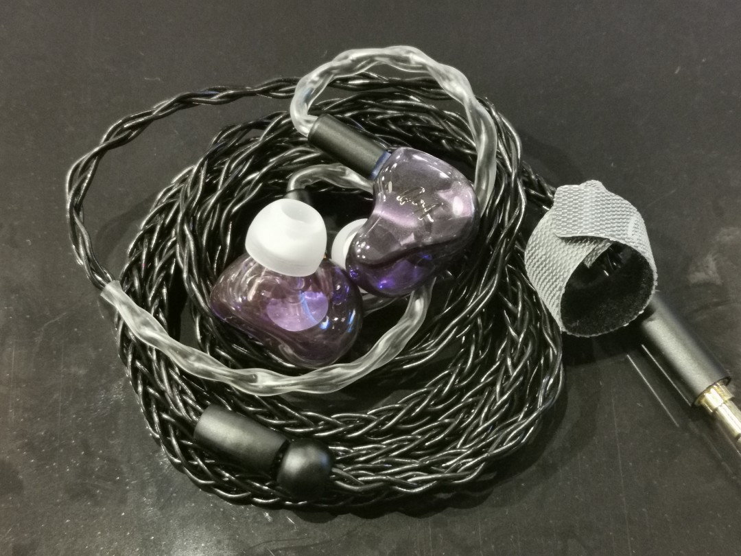 (陳列品) Queen of Audio (QoA) Pink Lady 可換線入耳式耳機, 音響器材, 頭戴式/罩耳式耳機 - Carousell