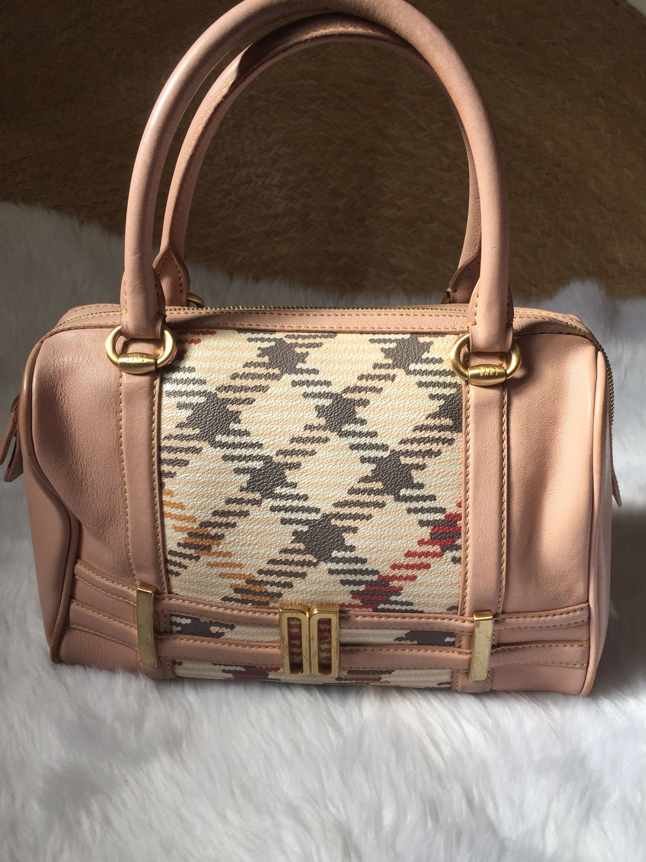 Daks, Women's Fashion, Bags & Wallets, Shoulder Bags on Carousell
