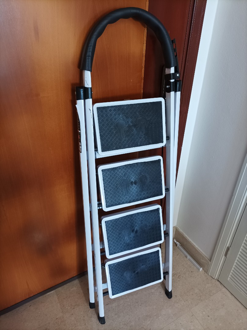 New 4-Step Ladder (slight paintwork & rubber defect), Furniture & Home ...