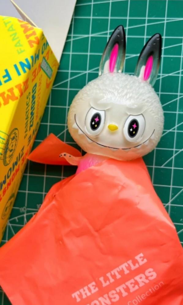 Popmart Labubu mini zimomo 4 迷你4代 冰皮 白透, 興趣及遊戲, 玩具 & 遊戲類 - Carousell
