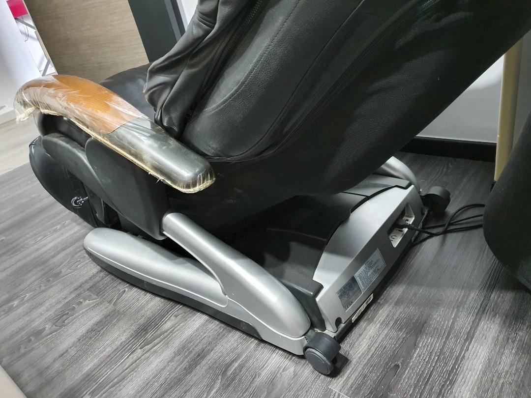 OSIM isymphonic Massage Chair, Furniture & Home Living, Furniture ...