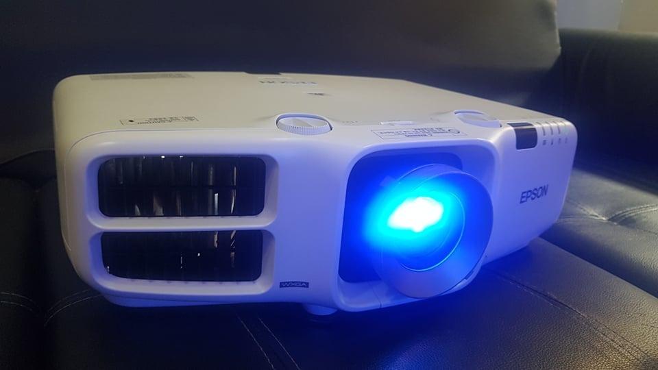 Epson EB-G6070w projector 5000 lumens Large Venue Series Ultra Bright ...