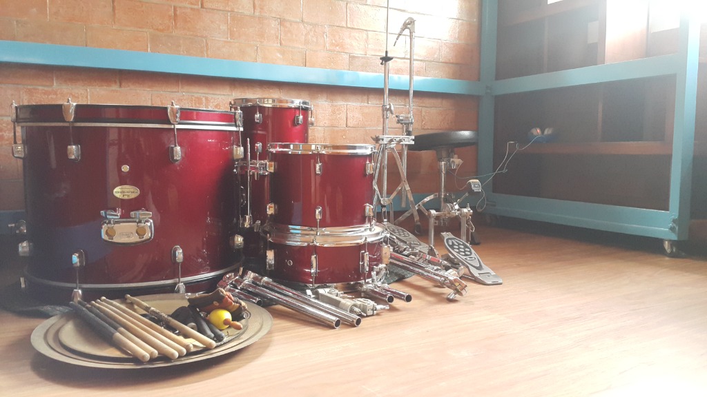 Pearl Forum 5 pieces Standard Drum Set with Hardware Red wine, Hobbies ...