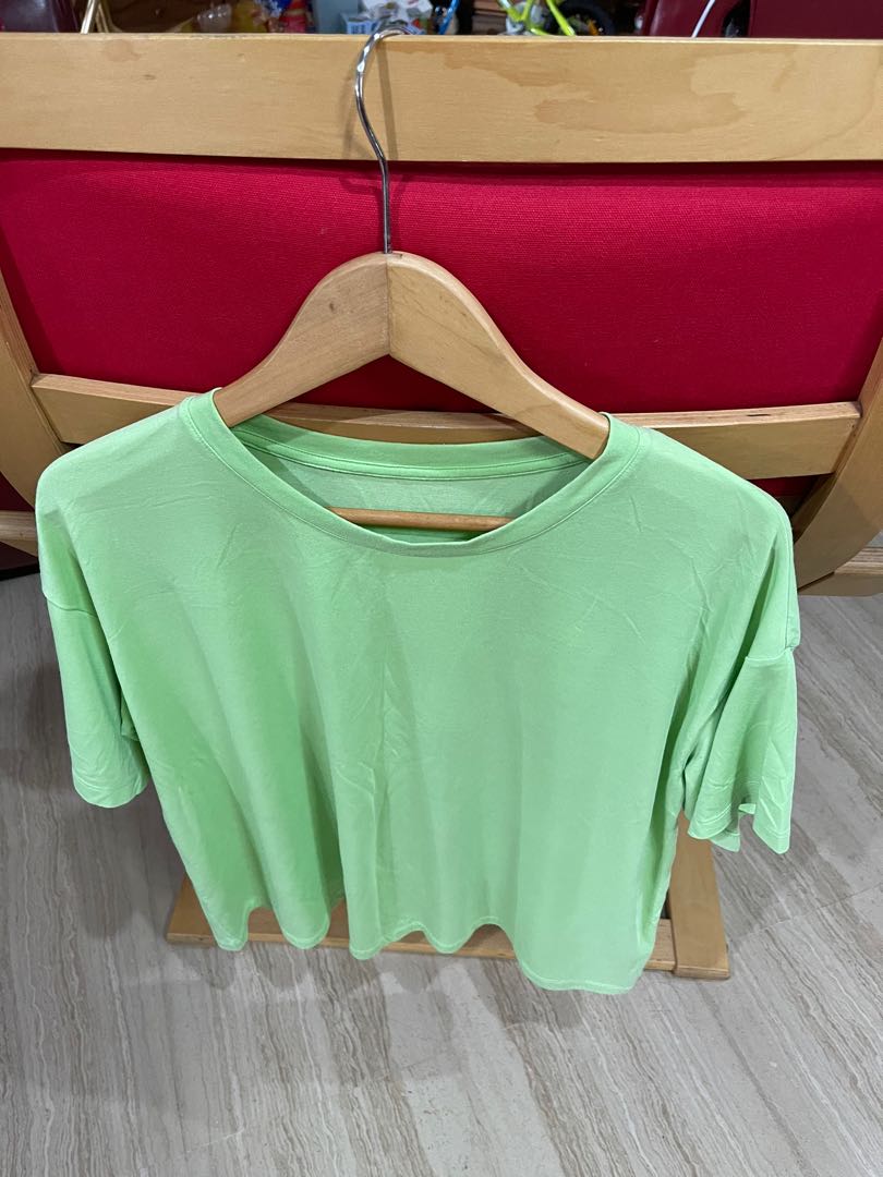 Uniqlo green top Airism, Women's Fashion, Tops, Blouses on Carousell