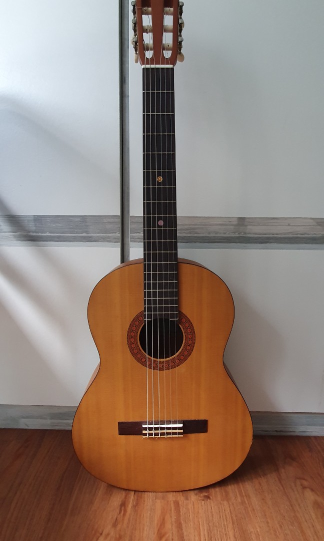 Classical guitar Yamaha C40M, Hobbies & Toys, Music & Media, Musical Instruments on Carousell