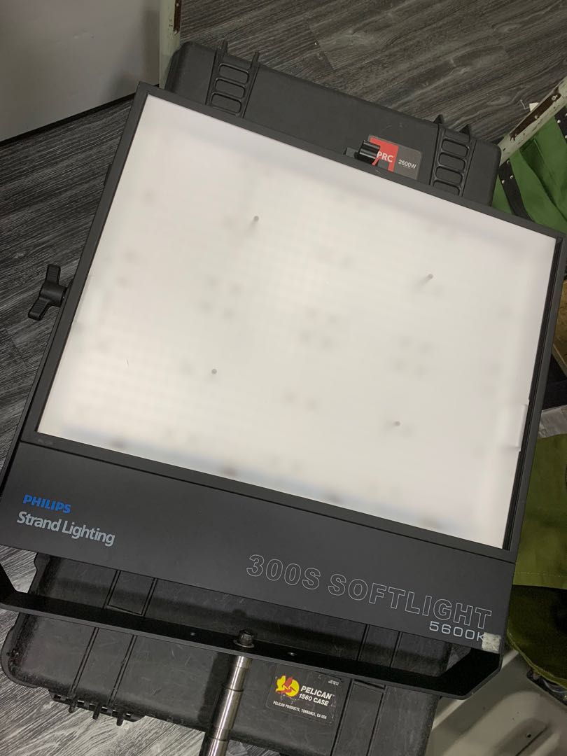 Philips 300S LED Softlight 柔光燈 x2, 攝影器材, 攝影配件, 燈光及Studio設備 - Carousell