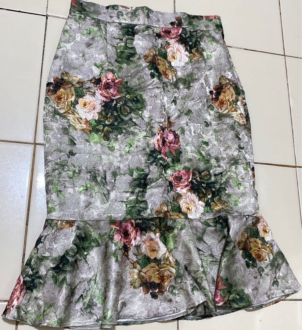 Rok model Mermaid, Fesyen Wanita, Pakaian Wanita, Bawahan di Carousell