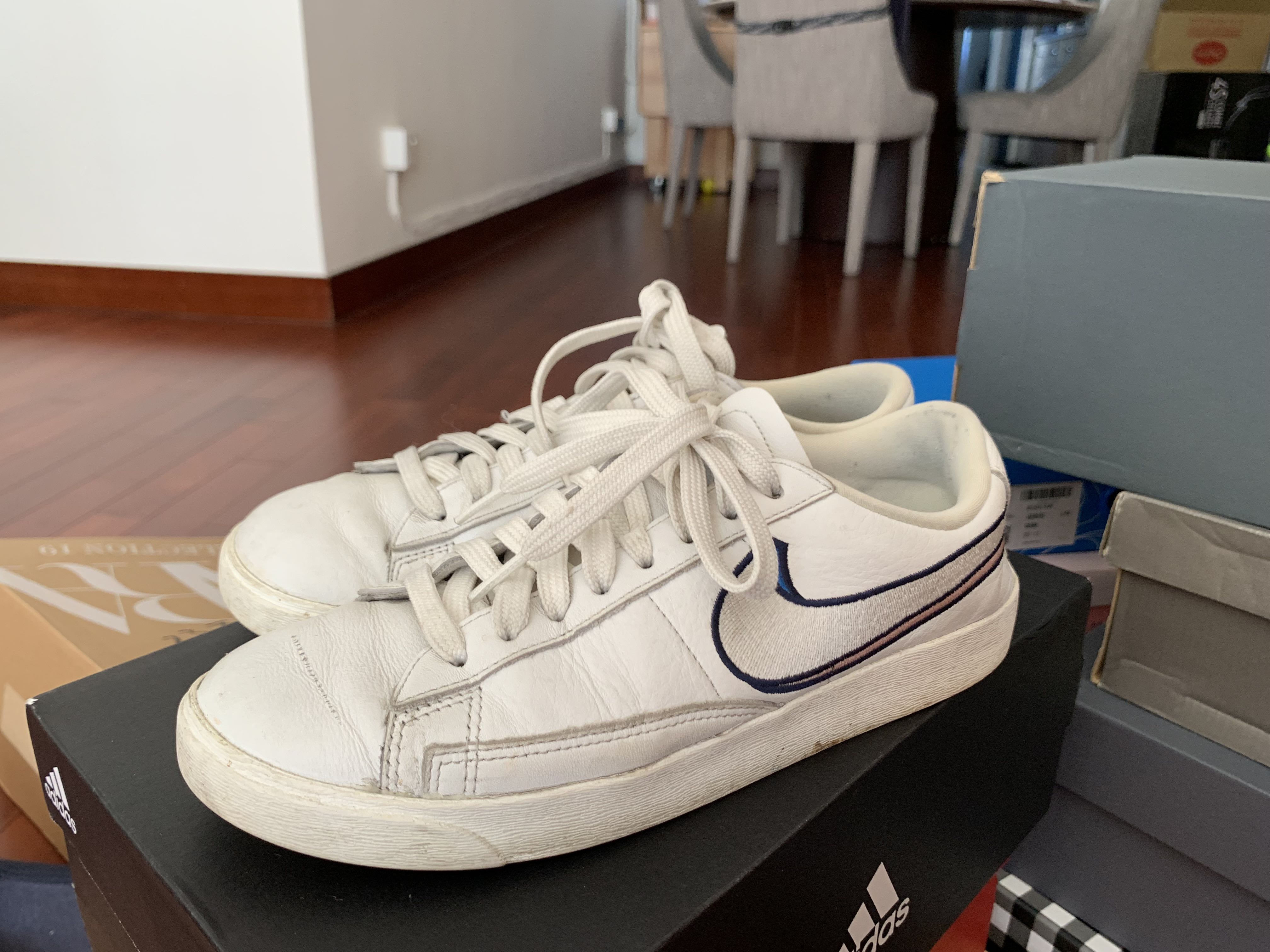 Nike white sneakers silver tick, 女裝, 鞋, 波鞋 - Carousell