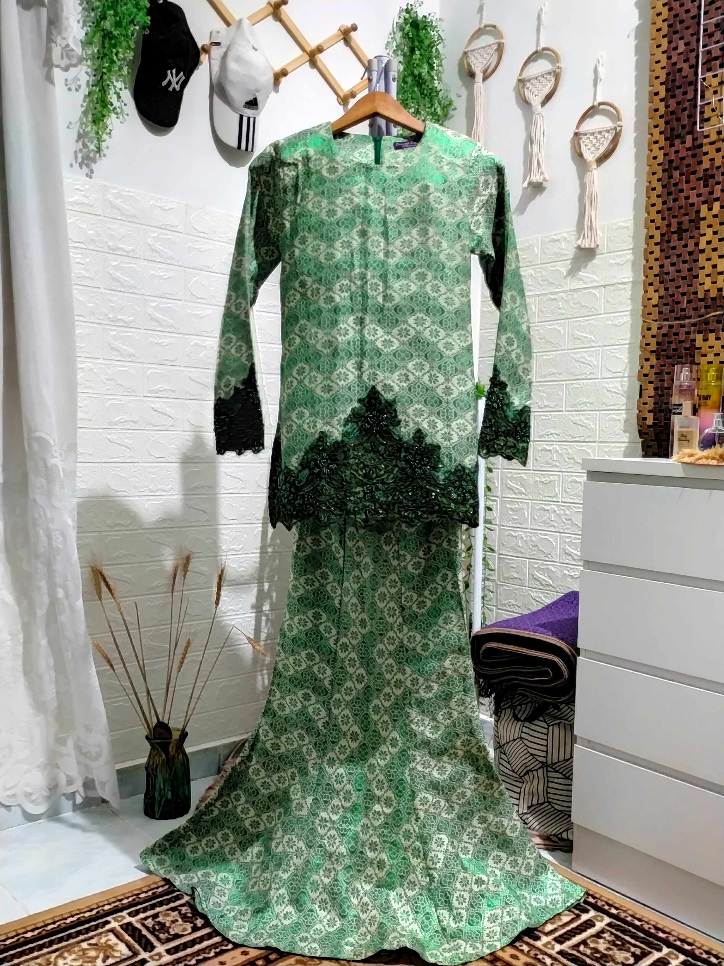 Emerald green songket Zareeth Zehra XS, Women's Fashion, Muslimah ...