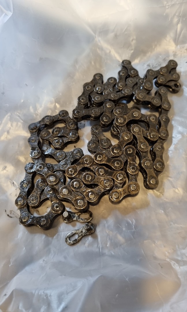 KMC Narrow Z7 7 Speed Chain with Missing link, Sports Equipment ...