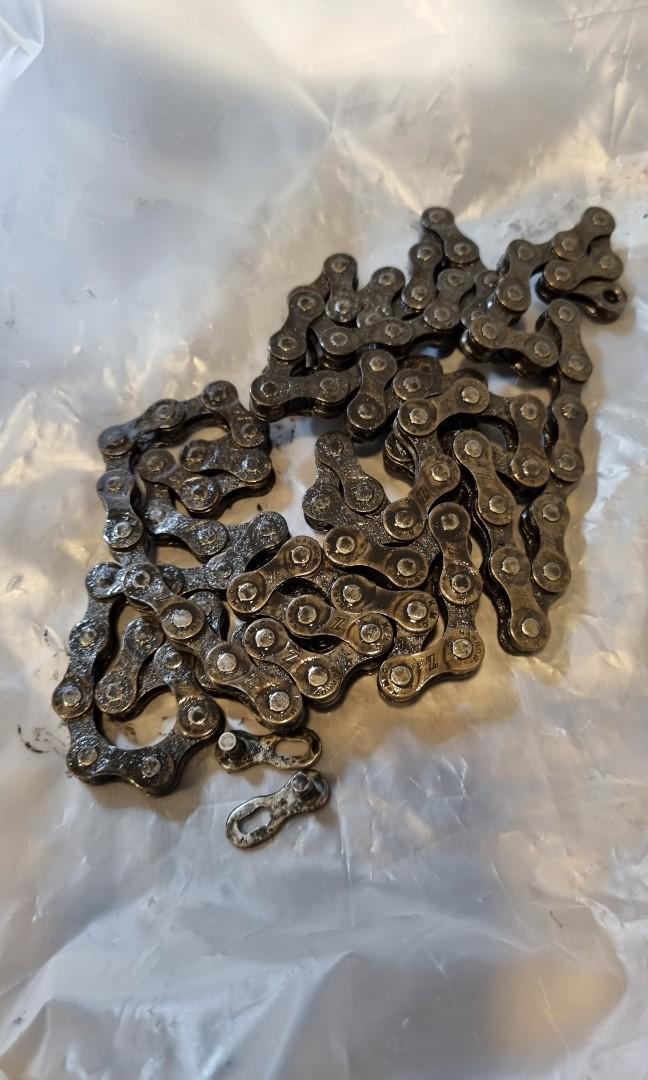 KMC Narrow Z7 7 Speed Chain with Missing link, Sports Equipment ...