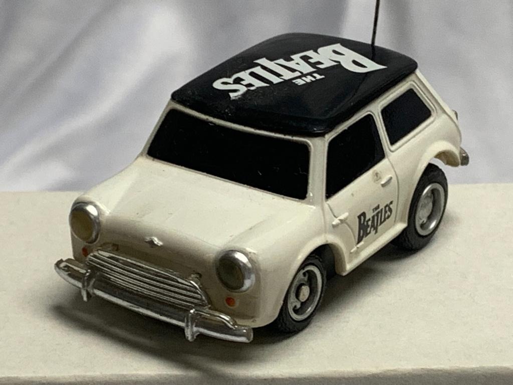 ' The BEATLES ' mini cooper 塑膠模型車仔, 興趣及遊戲, 玩具 & 遊戲類 - Carousell