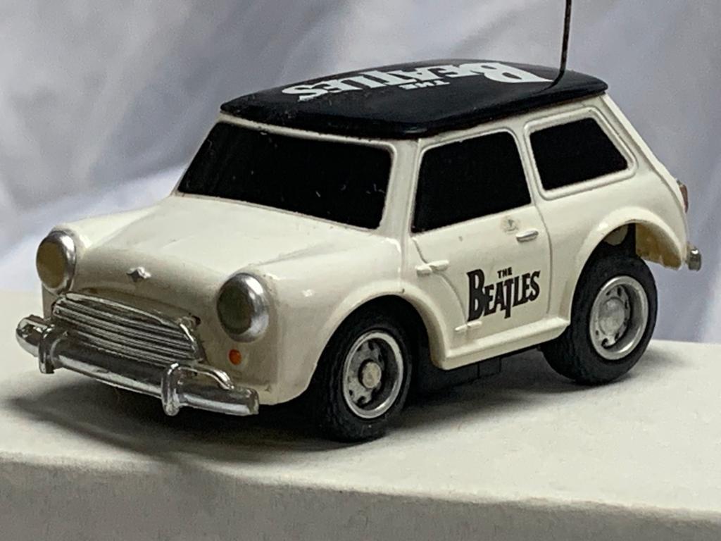 ' The BEATLES ' mini cooper 塑膠模型車仔, 興趣及遊戲, 玩具 & 遊戲類 - Carousell