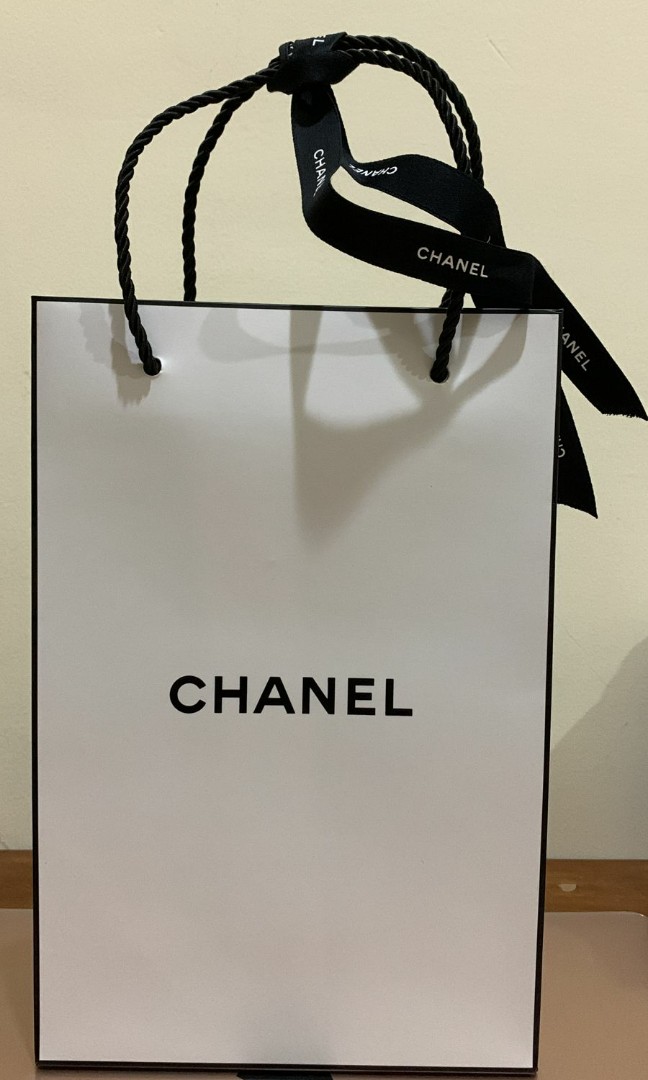 Paper Bag CHANEL, Serba Serbi, Others di Carousell