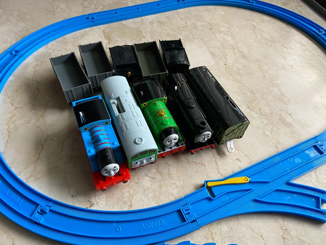 Thomas electric train set of 5 trains, Hobbies & Toys, Toys & Games on ...