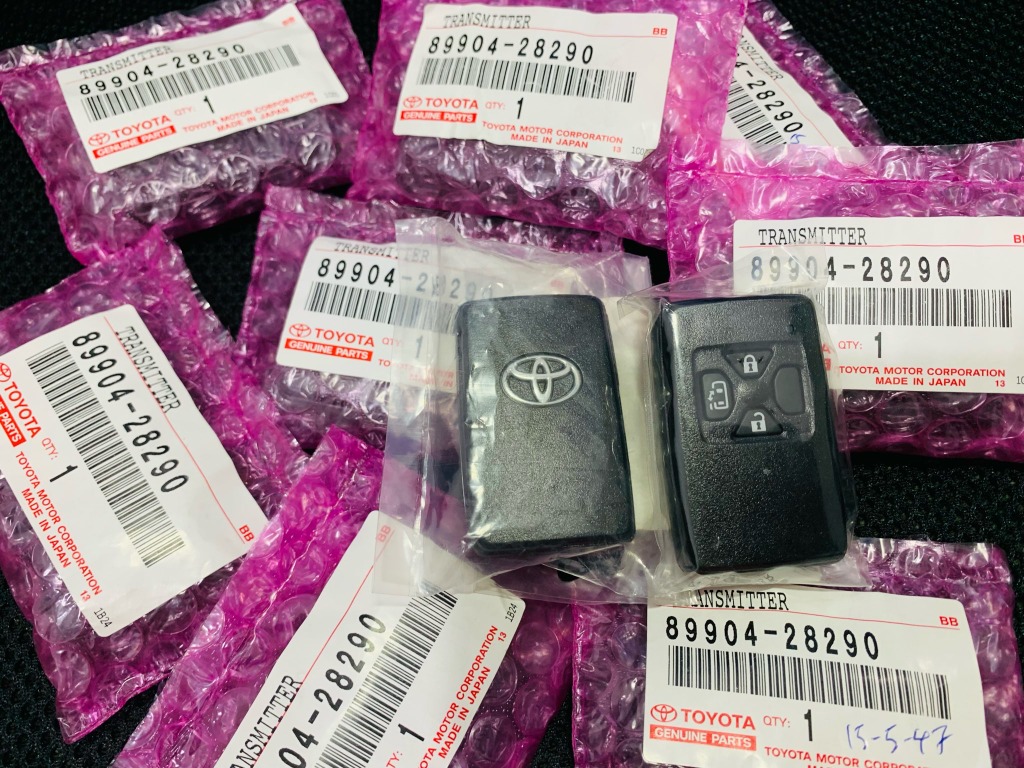 Genuine Original Toyota Smart Remote for Toyota Isis ZGM1, Noah/Voxy ...