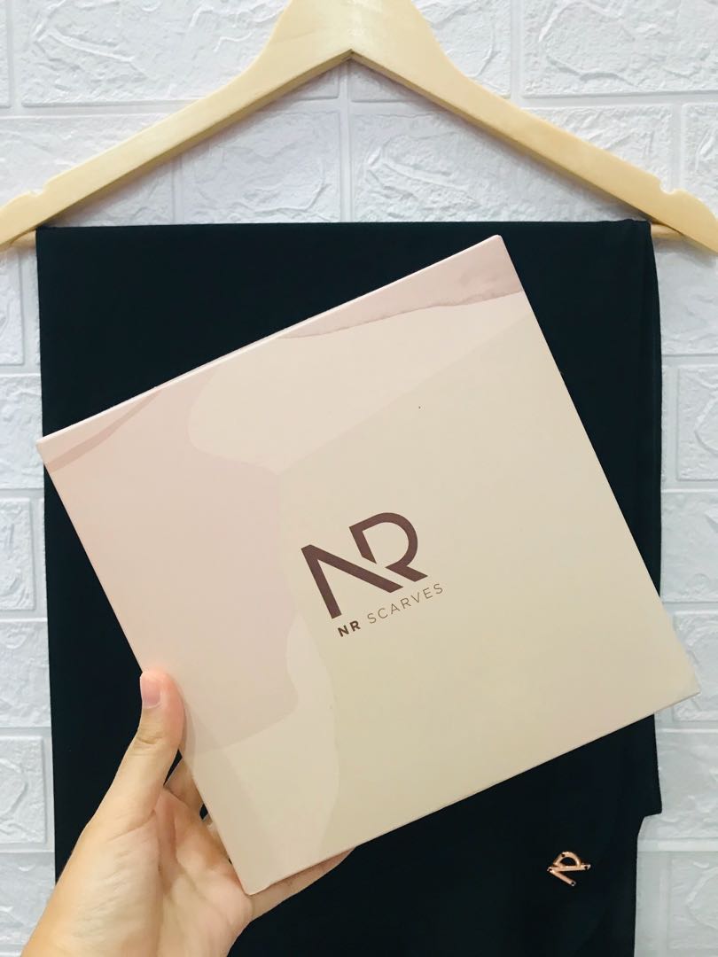 Shawl Hitam NR Scarves (Diyan Premium Curve Shawl), Women's Fashion ...