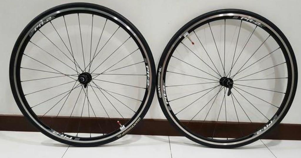 Giant PR2 Wheel set with Gavia Tubeless Tyre, Sports Equipment ...