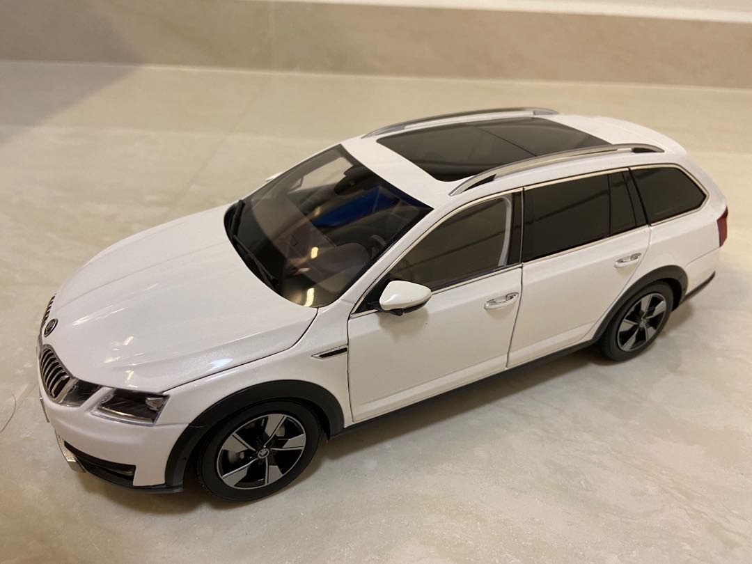 1/18 Skoda Octavia Combi (BNIB, opening parts), Hobbies & Toys, Toys ...