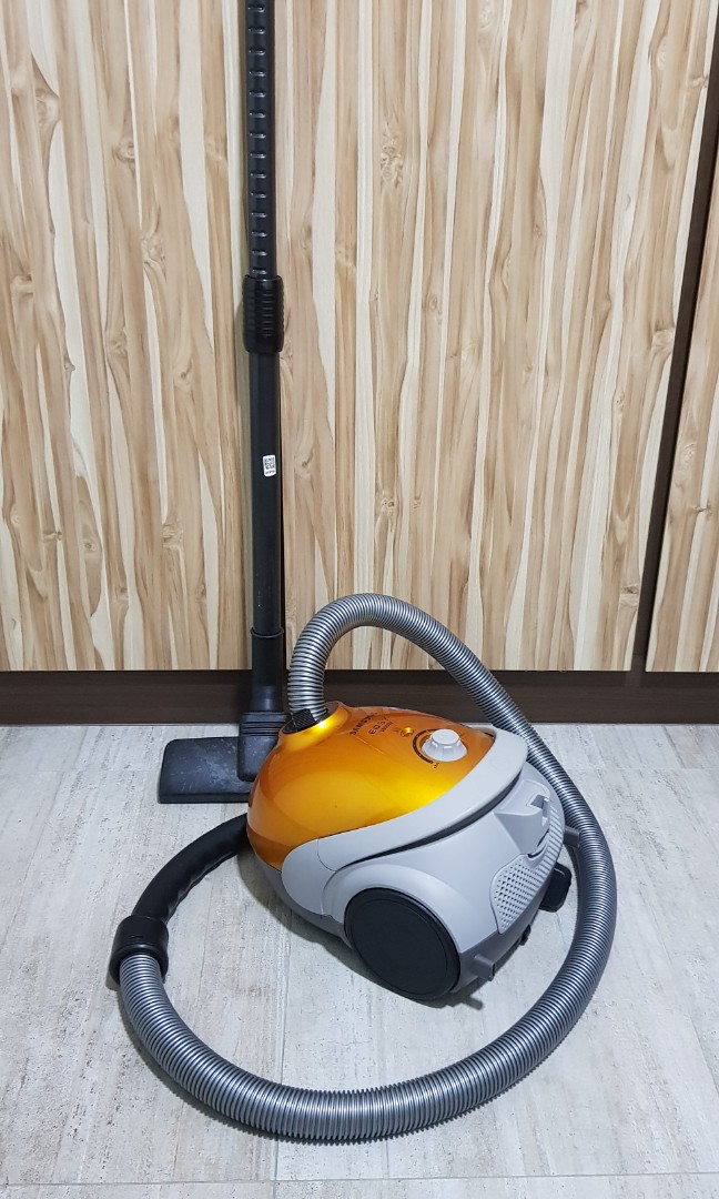 Samsung Easy 1800W Vaccum Cleaner, TV & Home Appliances, Vacuum Cleaner ...