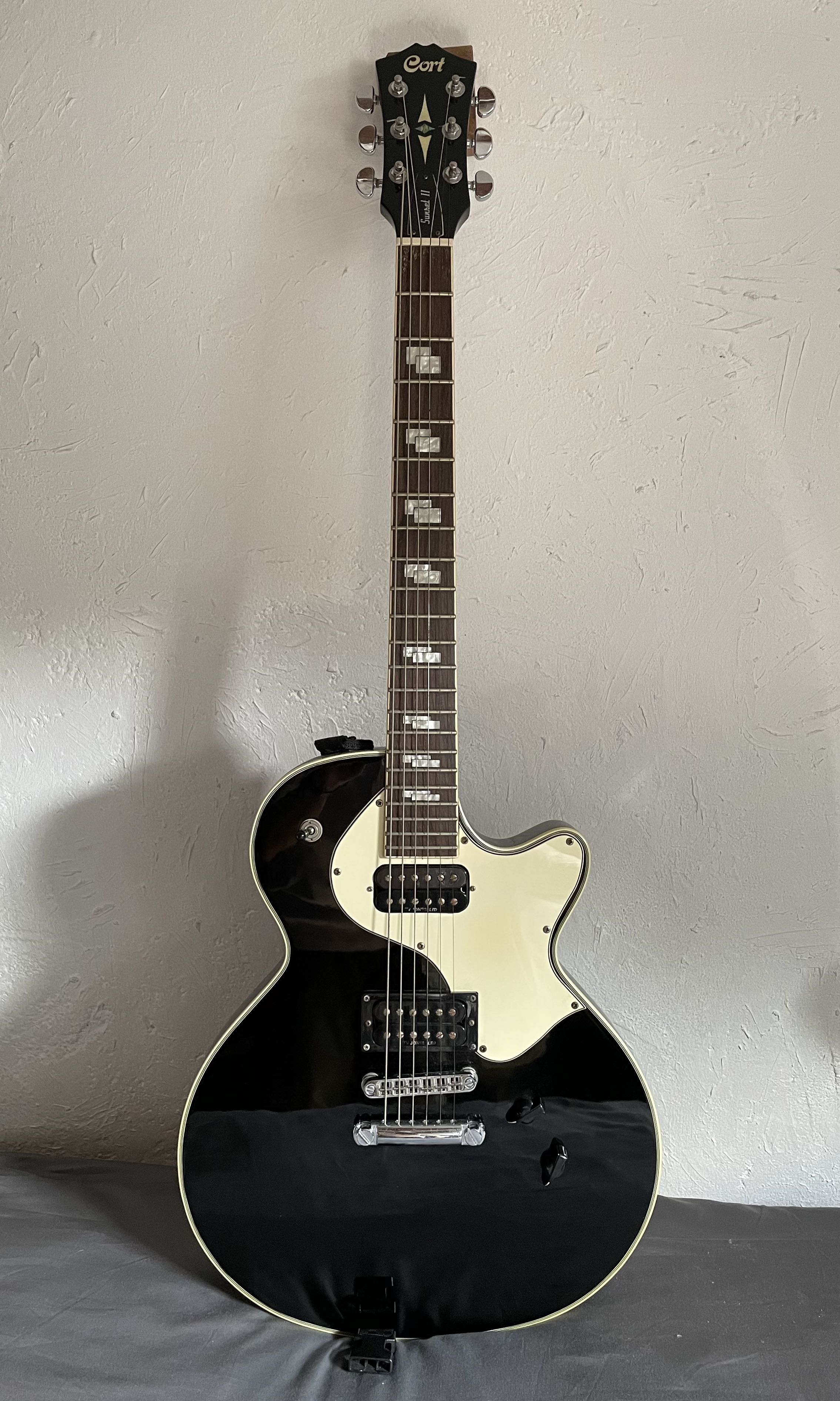 Cort Sunset 2 Electric Guitar, Hobbies & Toys, Music & Media, Musical ...