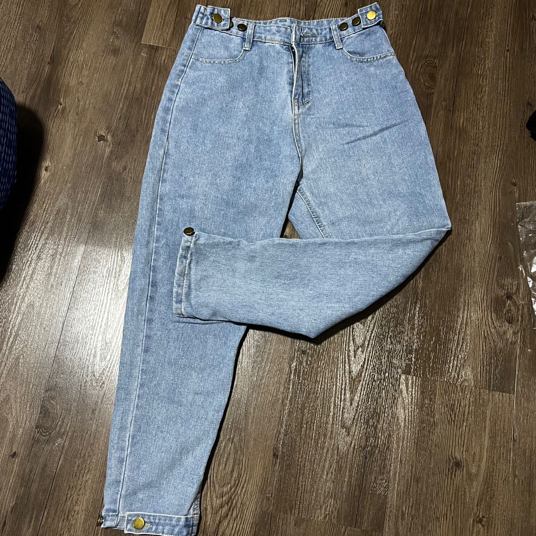 Button Jeans, Women's Fashion, Bottoms, Jeans & Leggings on Carousell