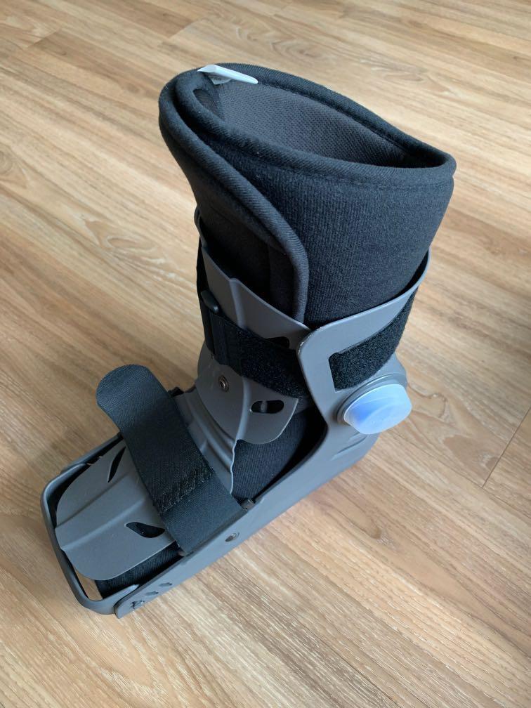 Moon Boot — walking cast for foot/ankle injuries, Health & Nutrition ...