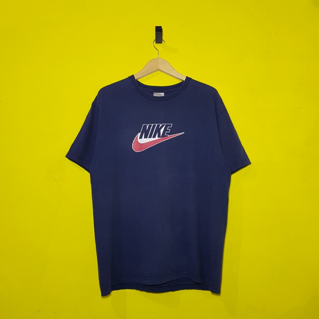 NIKE vintage logo built up t-shirt (KAOS), Fesyen Pria, Pakaian ...