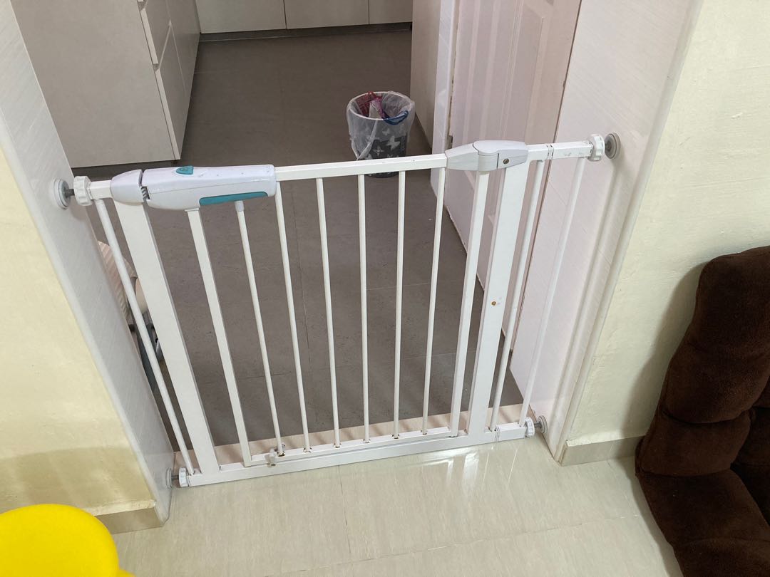 Kitchen gate, Babies & Kids, Baby Nursery & Kids Furniture, Safety ...