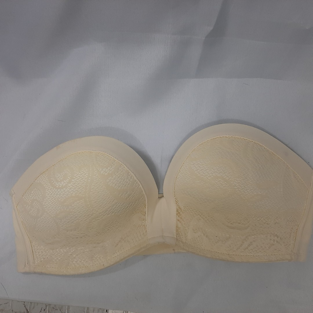 Uniqlo 32A Bra, Women's Fashion, Undergarments & Loungewear on Carousell