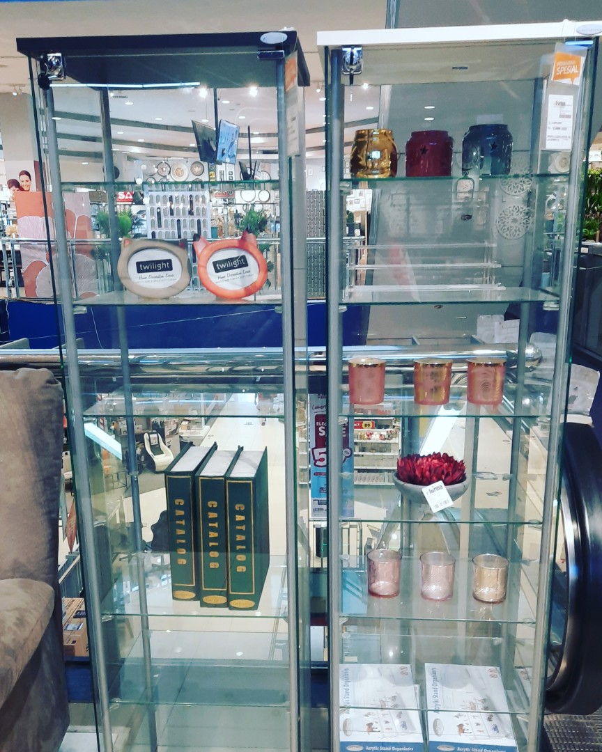 Lemari kaca 7 rak, Perabotan Rumah di Carousell