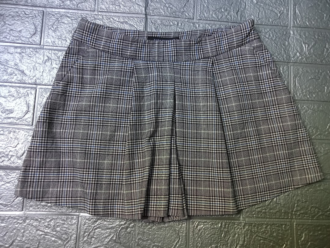 zara checkered palda short, Women's Fashion, Bottoms, Shorts on Carousell