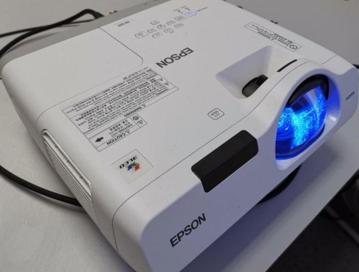 Epson EB-520 Projector, TV & Home Appliances, TV & Entertainment ...