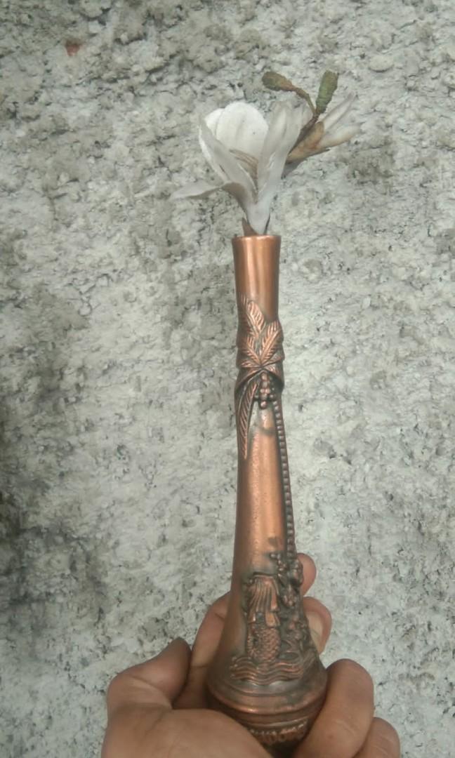 Vas bunga logam Singapore, Antik, Pajangan di Carousell