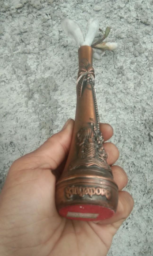 Vas bunga logam Singapore, Antik, Pajangan di Carousell