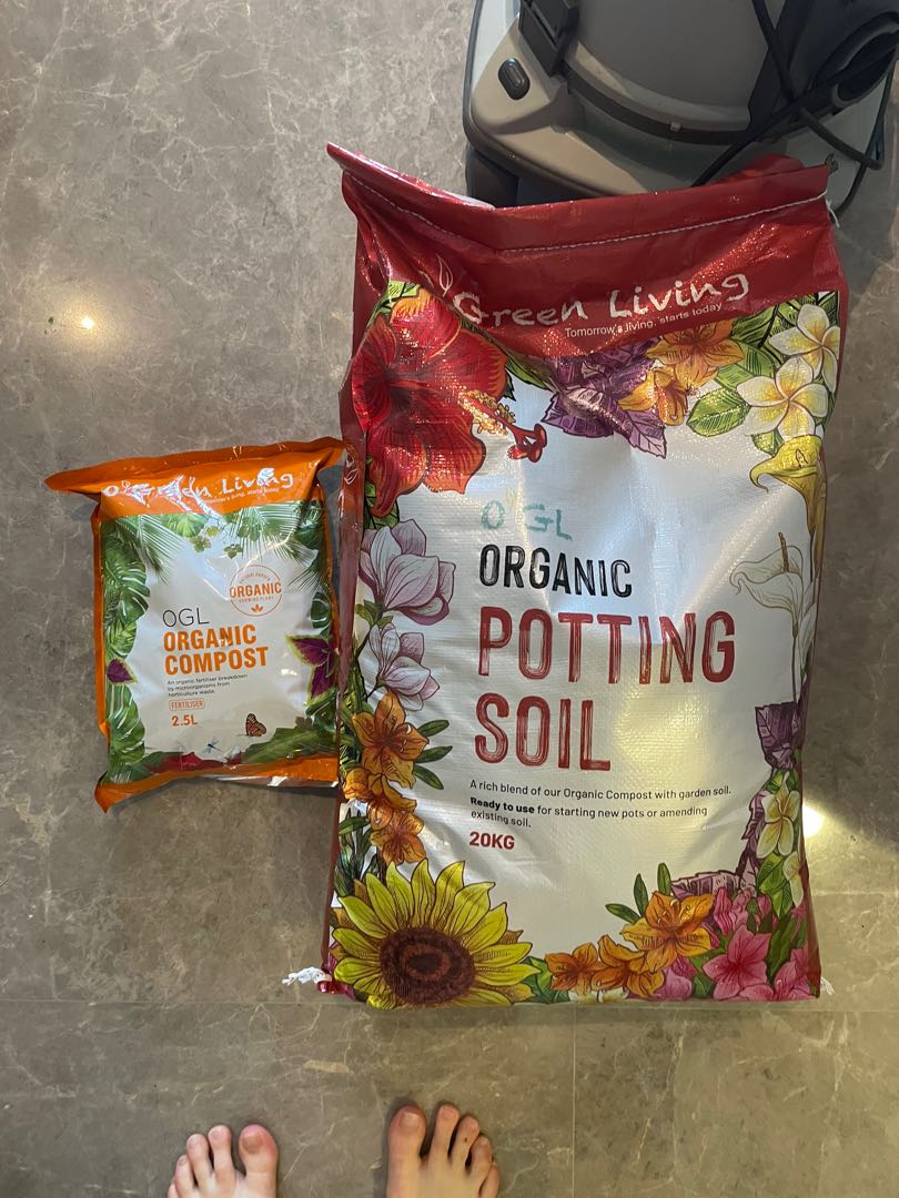 Gardening basics - 20kg organic soil, 2.5L organic fertilizer, watering ...