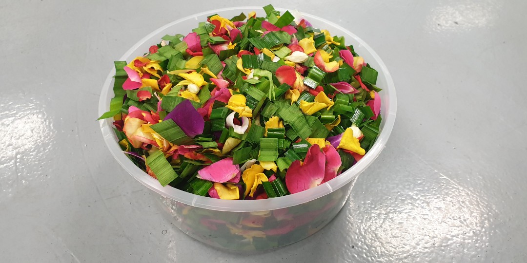 Bunga buat pusara/ Flowers for Grievances, Hobbies & Toys, Stationery ...