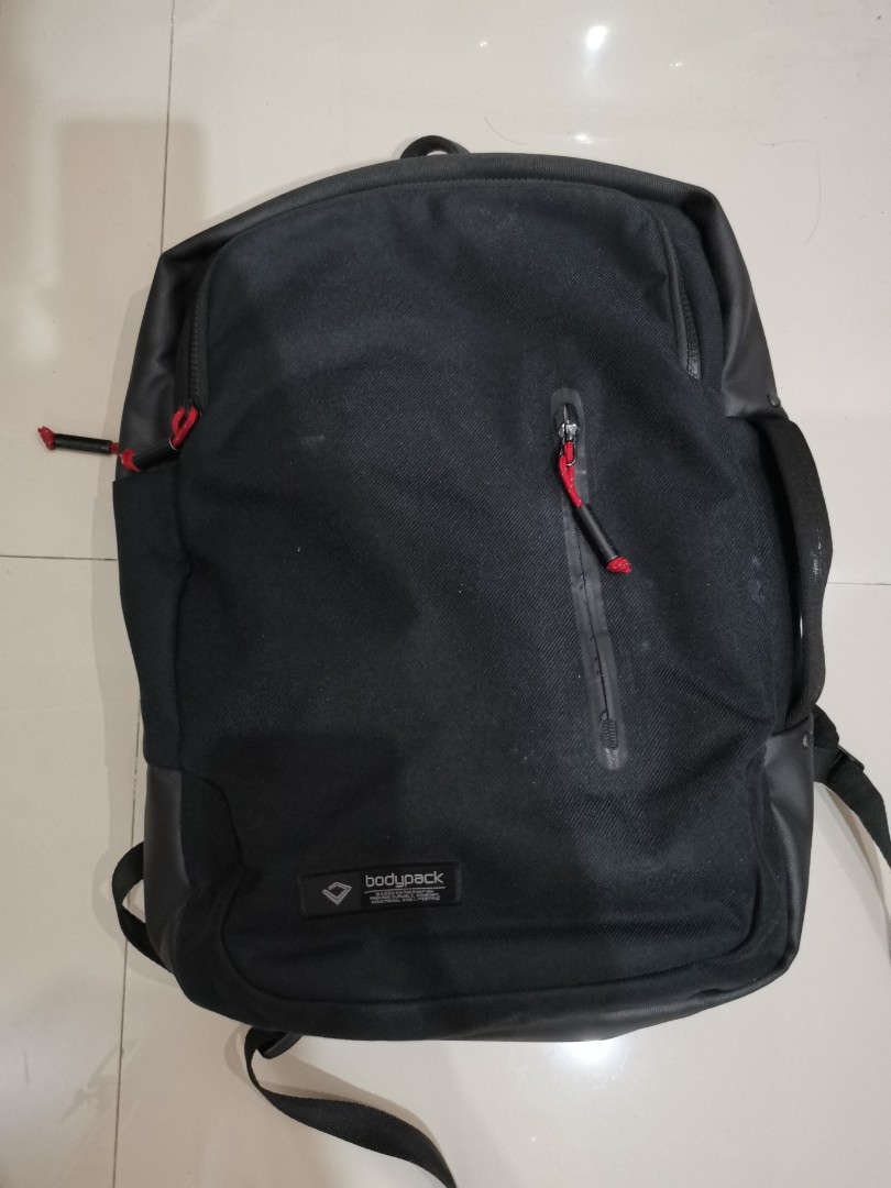 Tas Bodypack Symbolic Laptop Backpack 90%, Fesyen Pria, Tas & Dompet ...