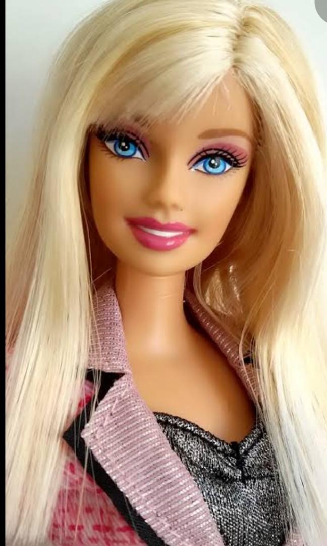 Barbie 2010 TV news anchor doll, Hobbies & Toys, Toys & Games on Carousell