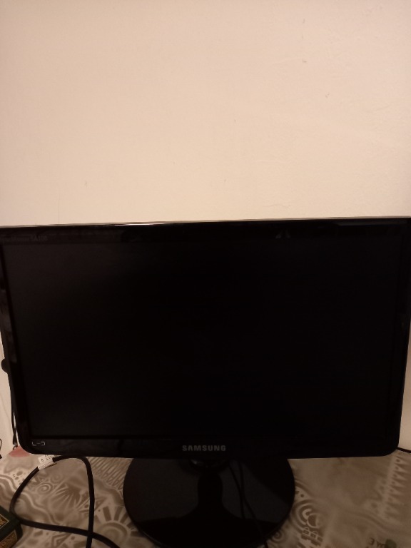 Negotiable!! SAMSUNG 18 INCH LED MONITOR pristine condition ...
