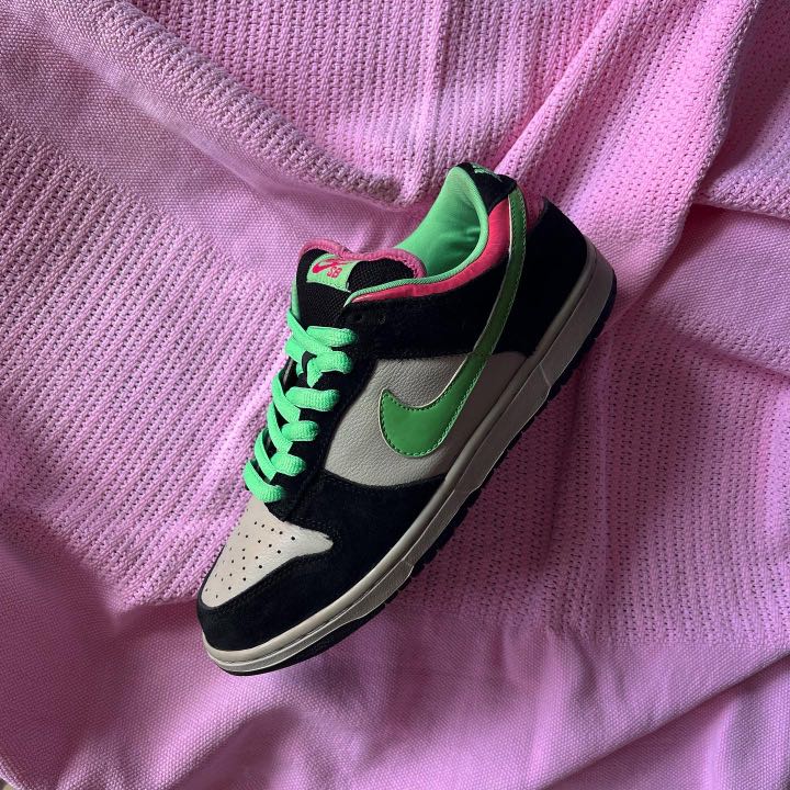 2008 Poison SB Dunk Low, Men's Fashion, Footwear, Sneakers on Carousell