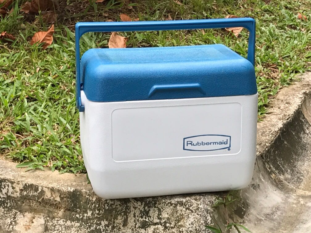 Rubbermaid Cooler Box with Screw In Ice Pack, Furniture & Home Living ...