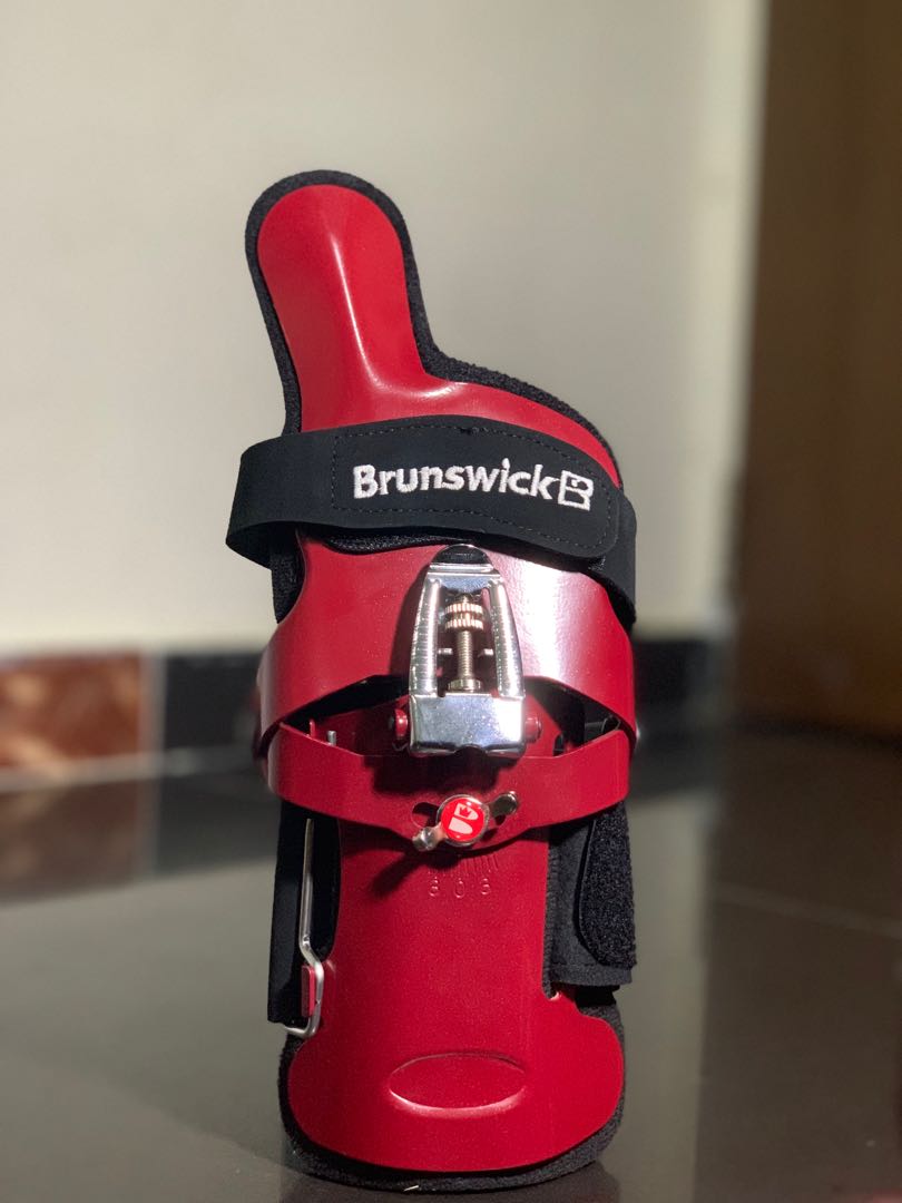 M size brunswick wrist guard (right hand), Sports Equipment, Sports ...