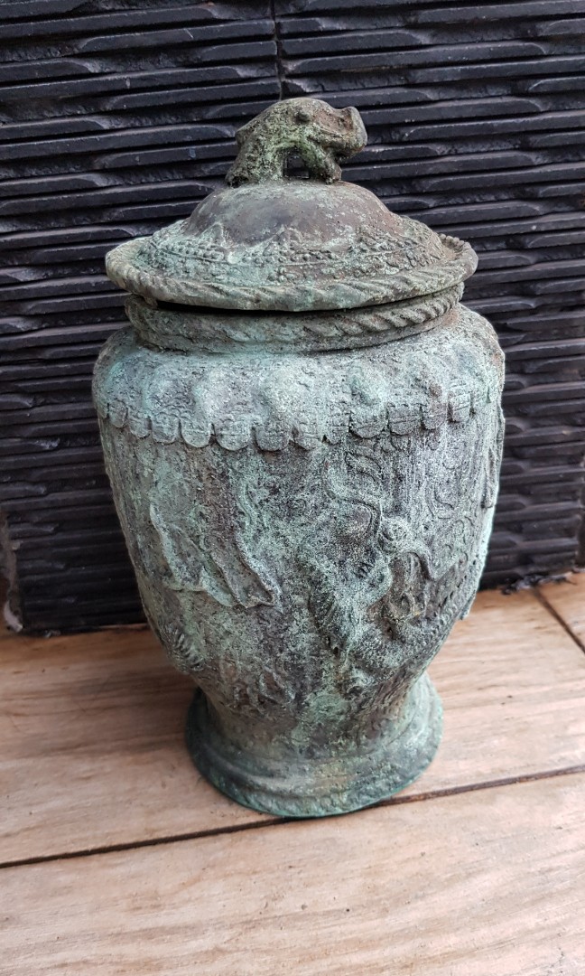 Guci antik kuno dari perunggu, Antik, Lainnya di Carousell