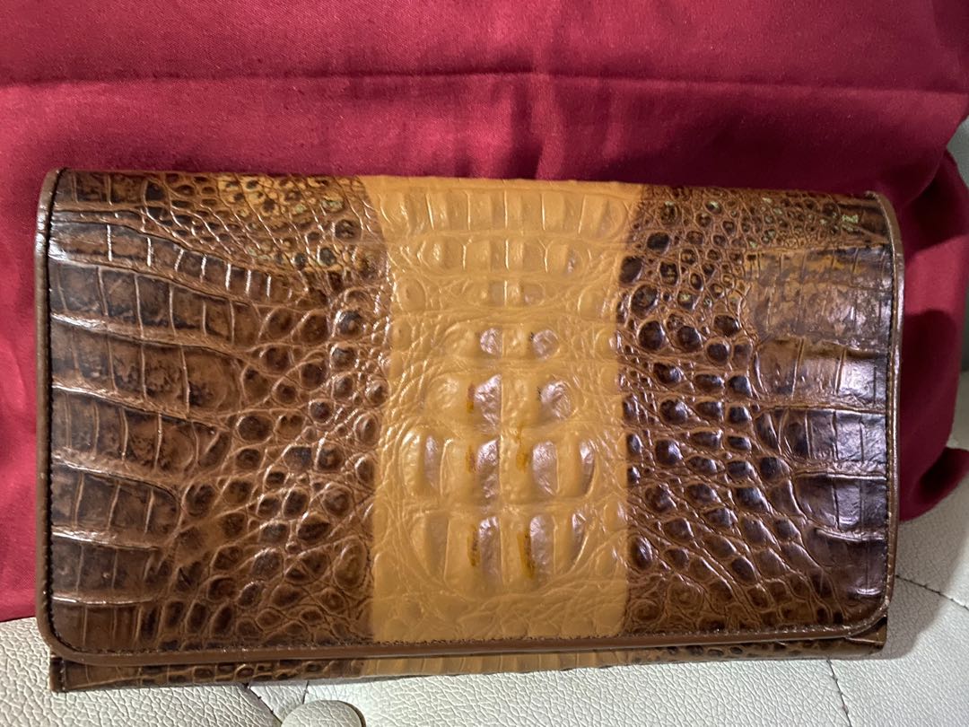 Crocs Wallet - Extra Wide Bifold, Women's Fashion, Bags & Wallets ...