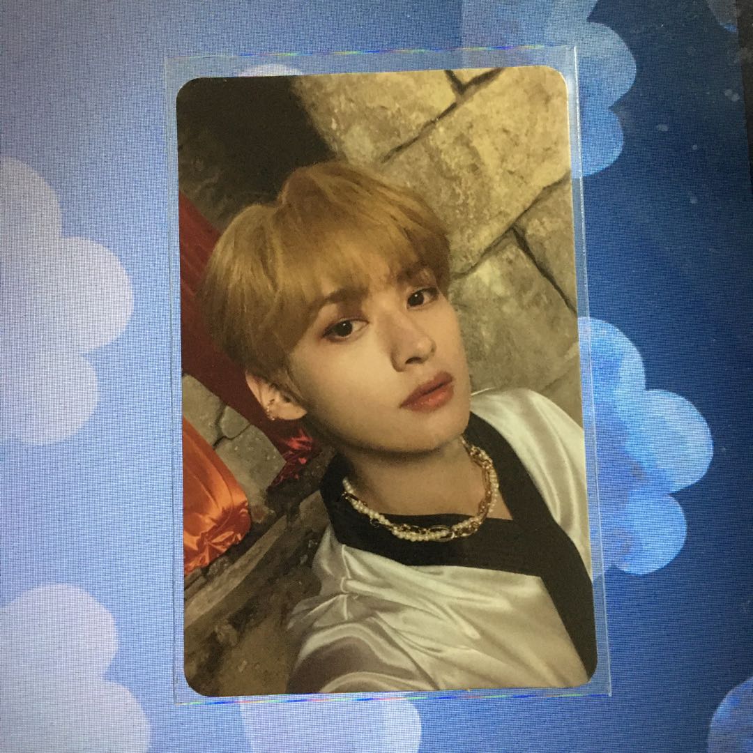 Lee Know NOEASY Hanbok PC, Hobbies & Toys, Collectibles & Memorabilia ...