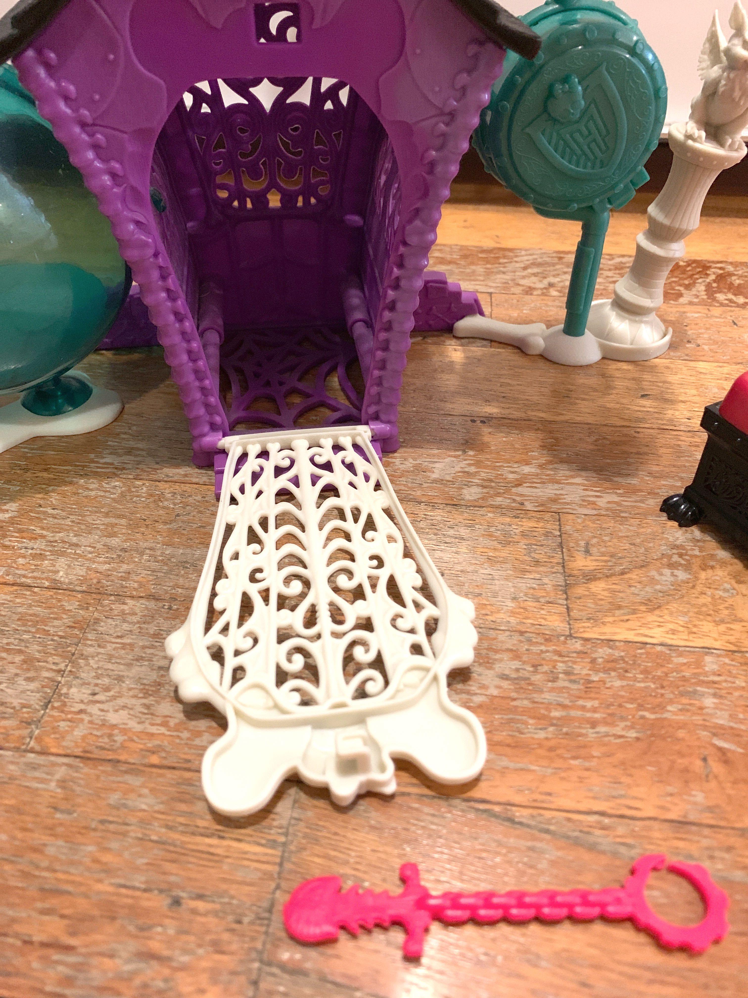 Monster High Secret Creepers Crypt Playset, Hobbies & Toys, Toys ...