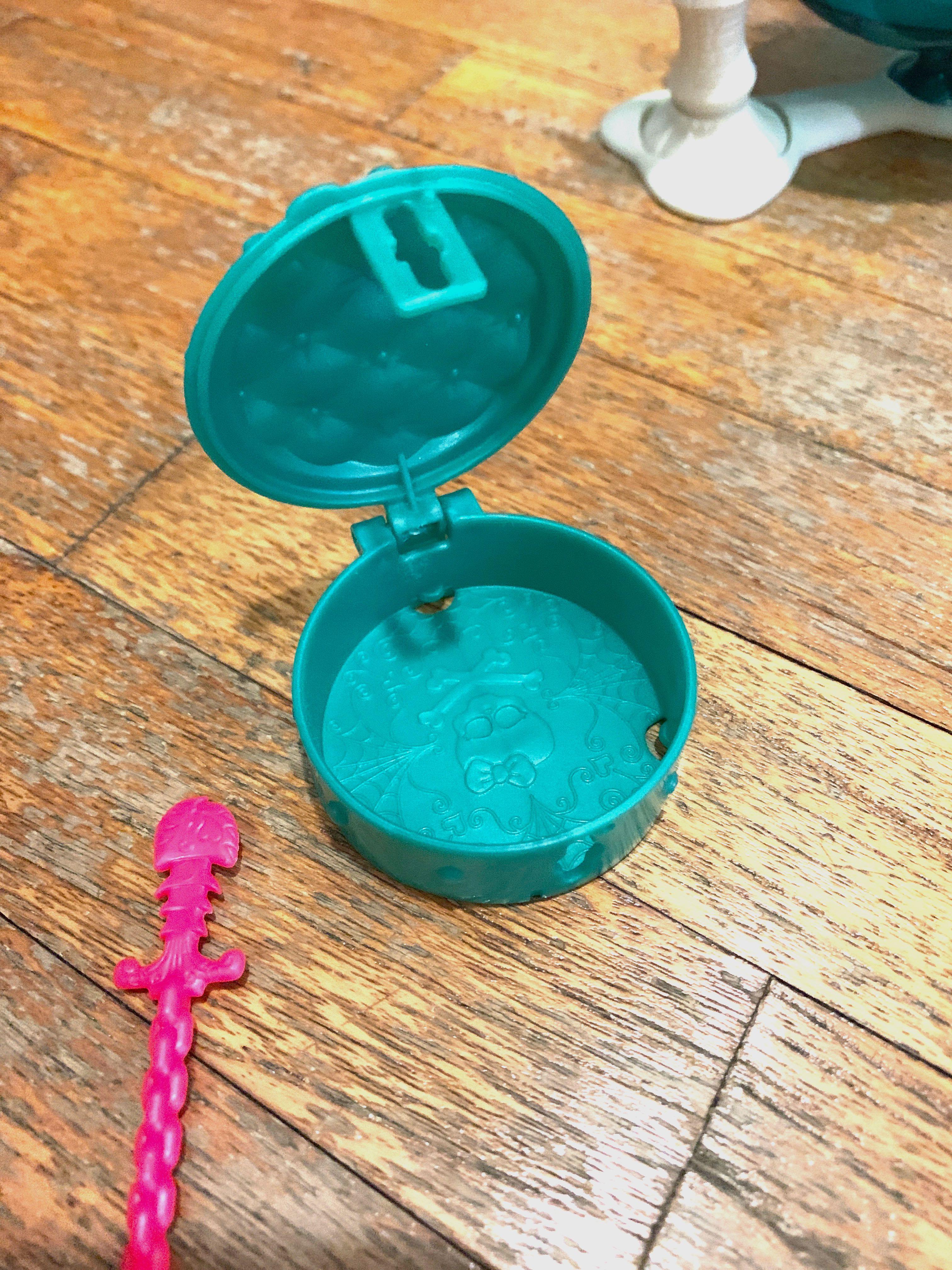 Monster High Secret Creepers Crypt Playset, Hobbies & Toys, Toys ...