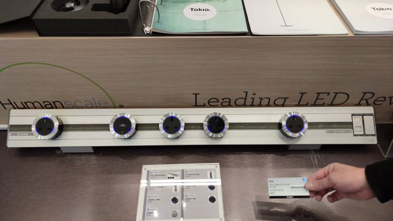 Movable Sockets on Track 13A 插孔電力軌道配移動插座, 家庭電器, 轉插器及插頭 - Carousell